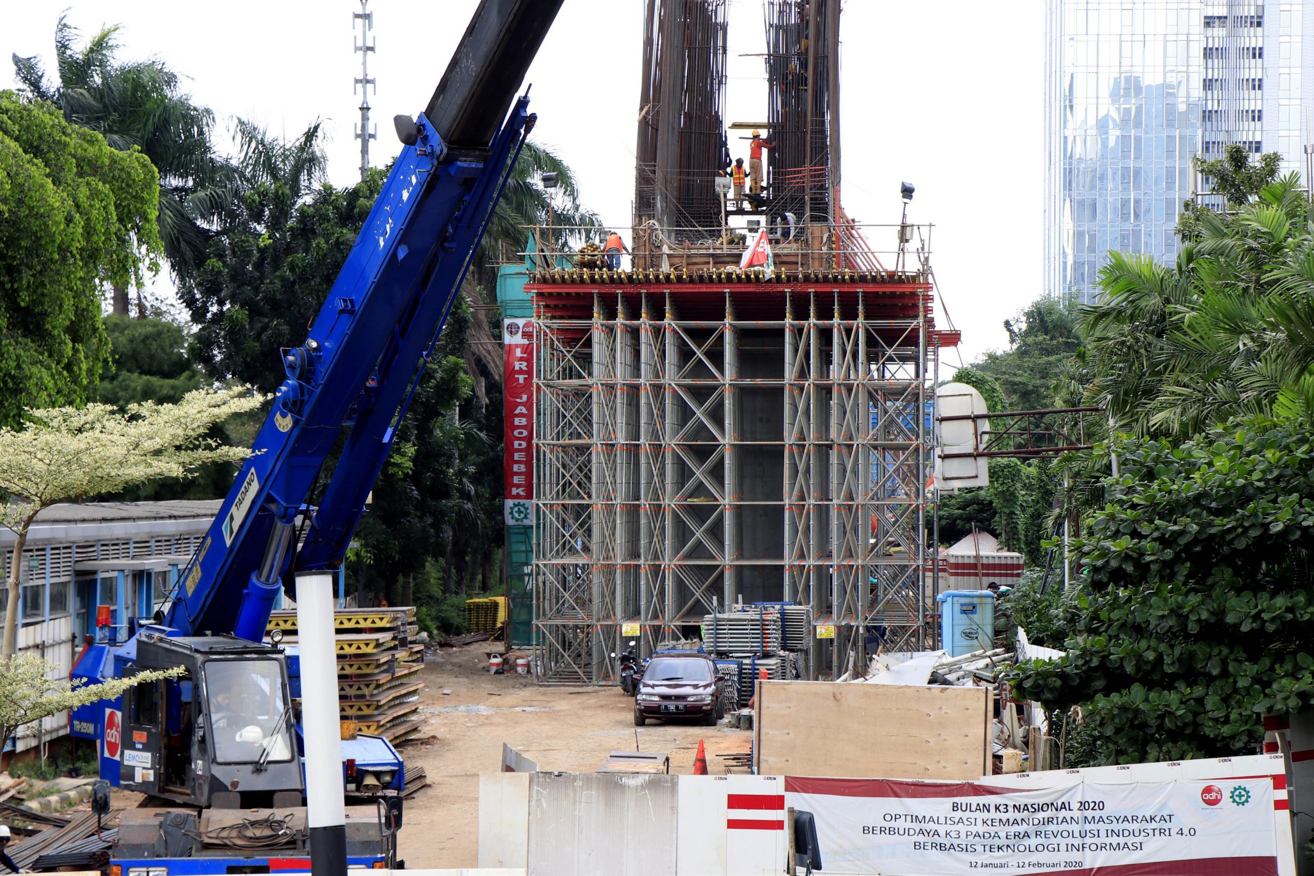 FOTO - Pembangunan LRT Capai 70,9% - TopBusiness