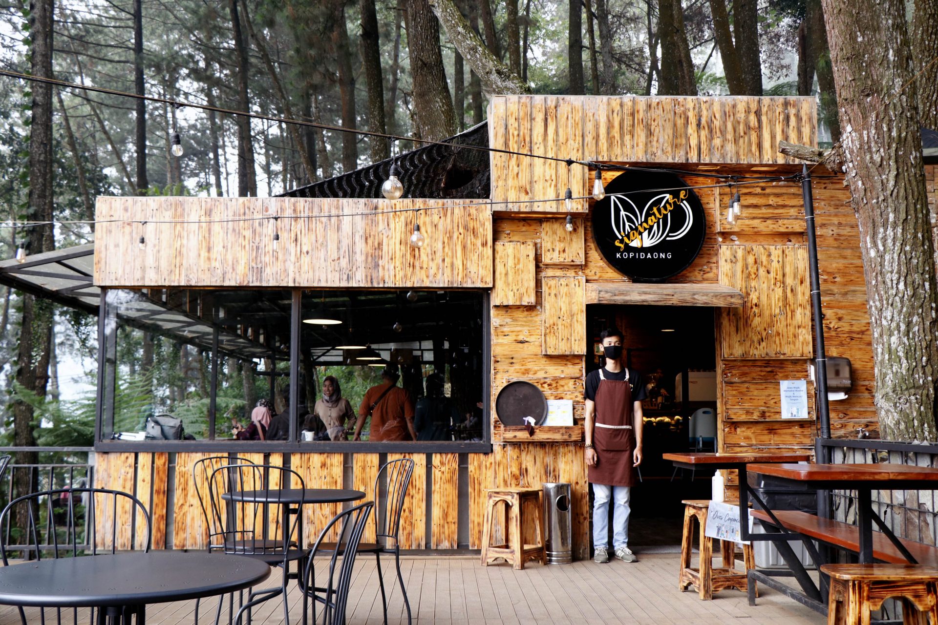 FOTO - Kopi Daong, Sensasi Ngopi di Alam Hutan Pinus - TopBusiness
