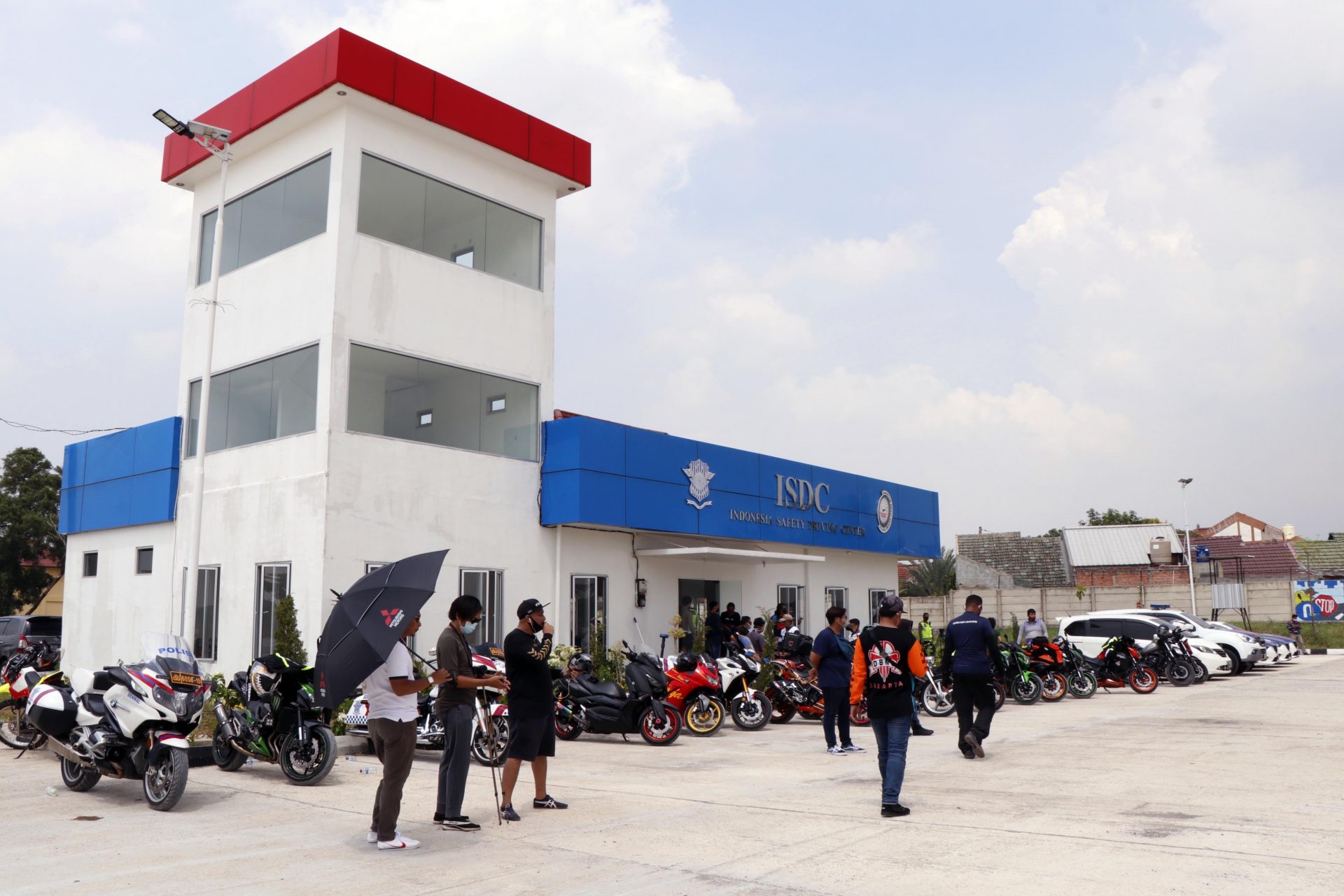 FOTO - Pusat Pelatihan Berkendara Indonesia Safety Driving Center (ISDC ...