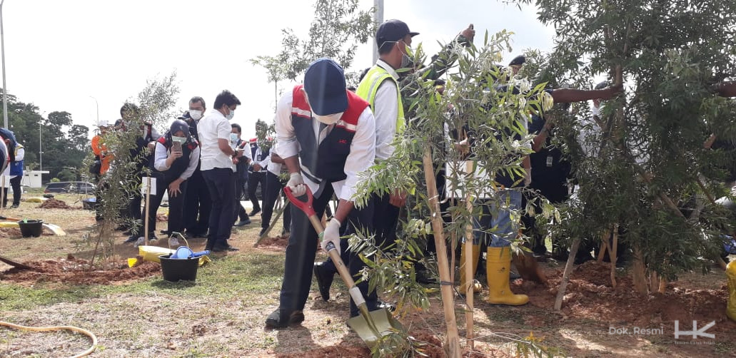 Direktur-Utama-Hutama-Karya-menanam-pohon-secara-simbolis-di-Rest-Area ...